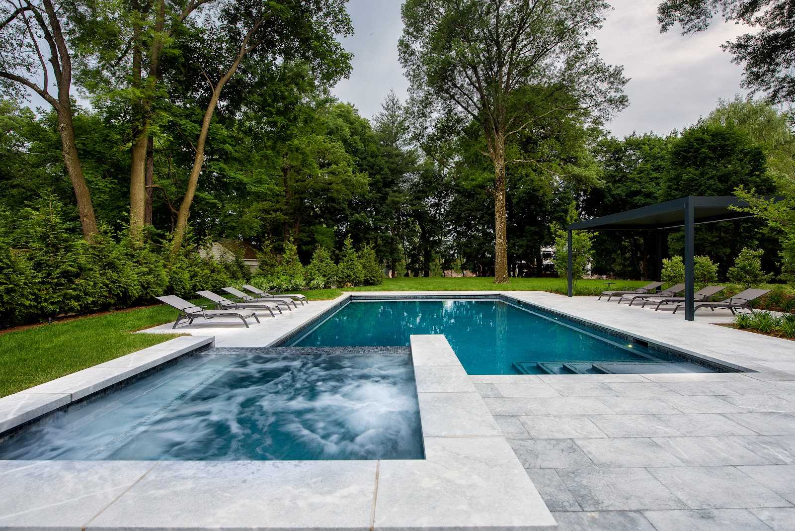 7 Luxury Modern Swimming Pool Designs for Your Home | LiquidScapes